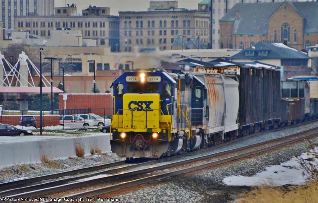 CSX 2774 fronts D750.